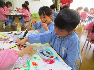 12月10日 波佐見焼絵付け体験 – 桜の聖母幼稚園